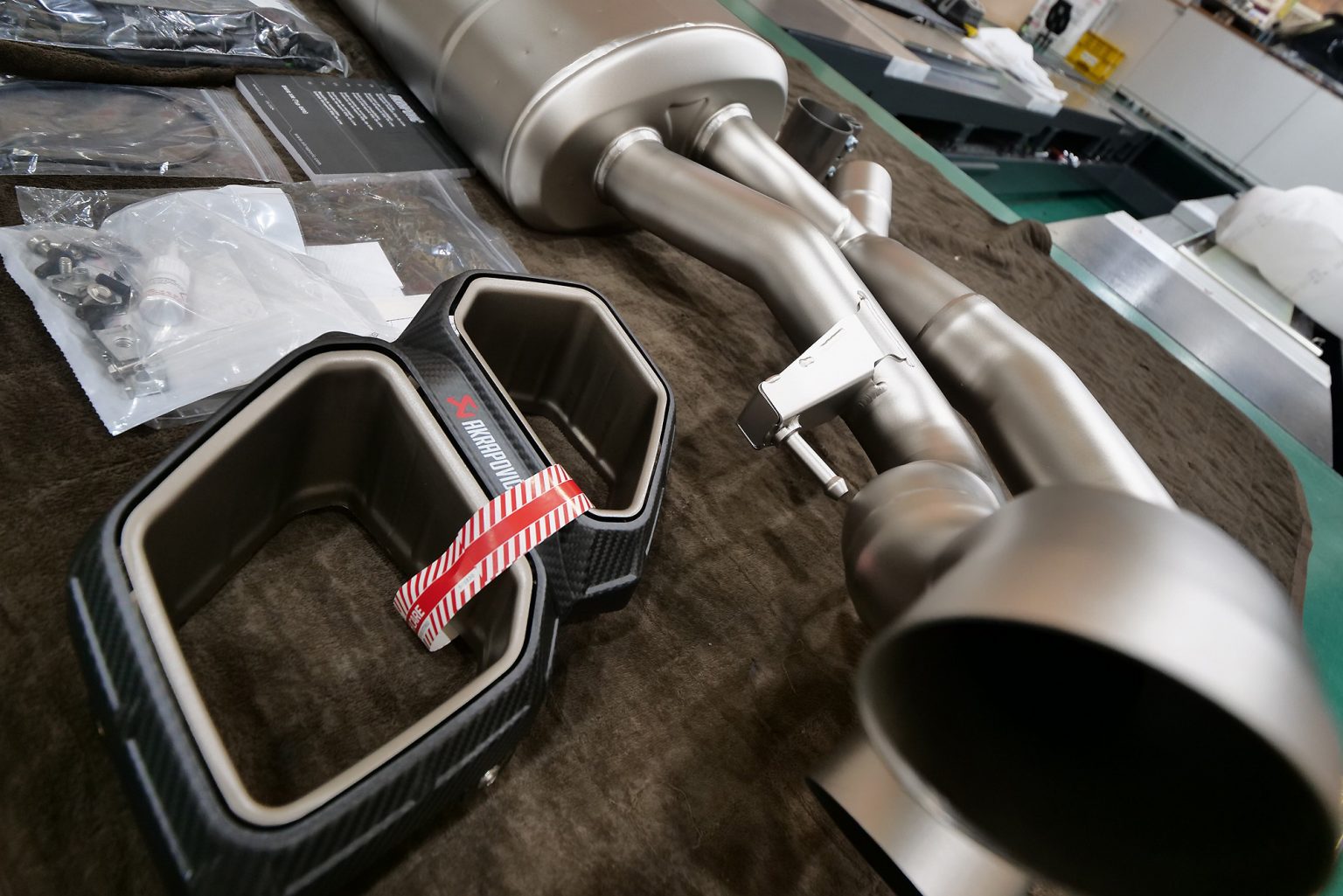 究極のMハイブリッドBMW G09 XMにAkrapovicをインストール！ | Studie[スタディ]