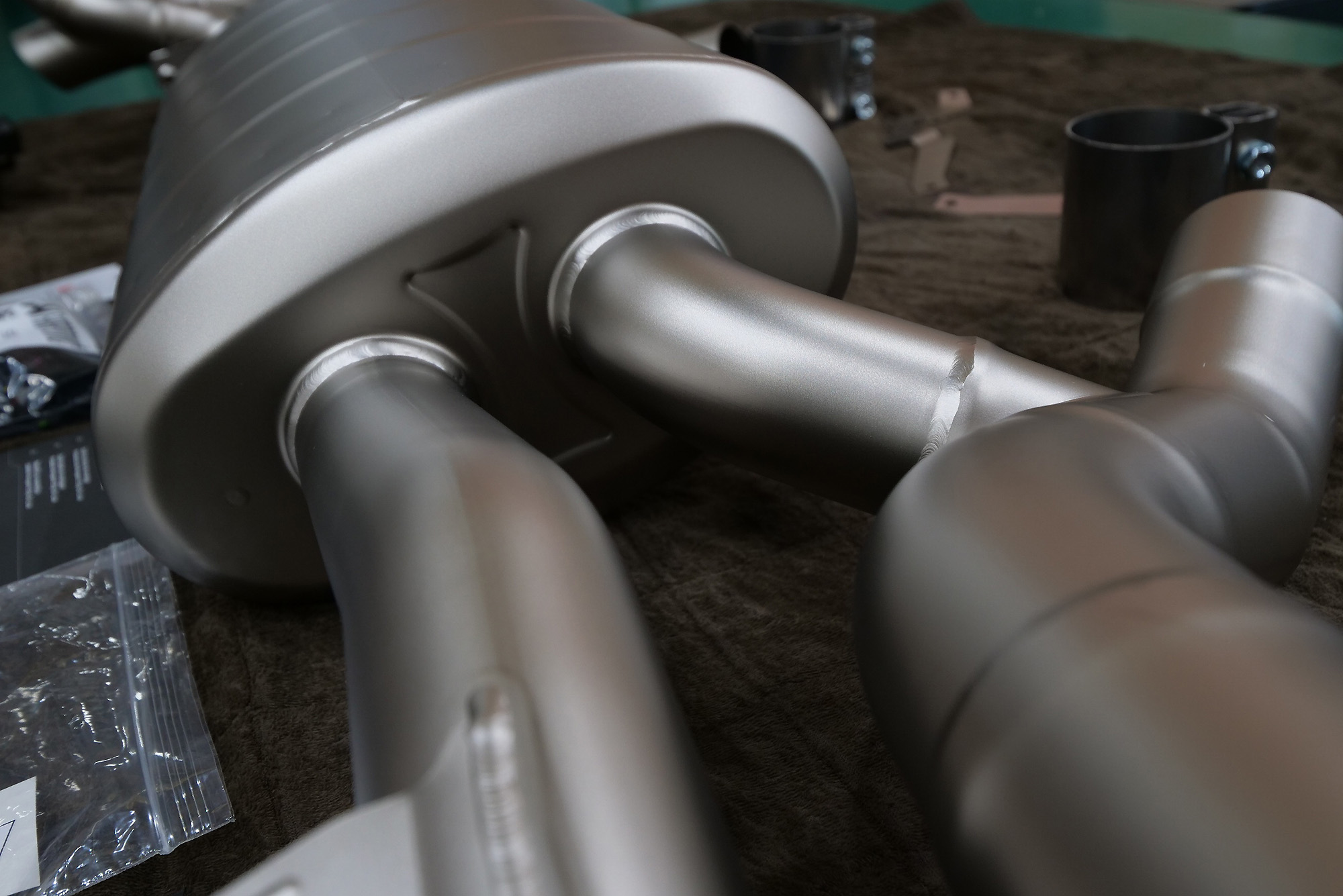 究極のMハイブリッドBMW G09 XMにAkrapovicをインストール！ | Studie[スタディ]