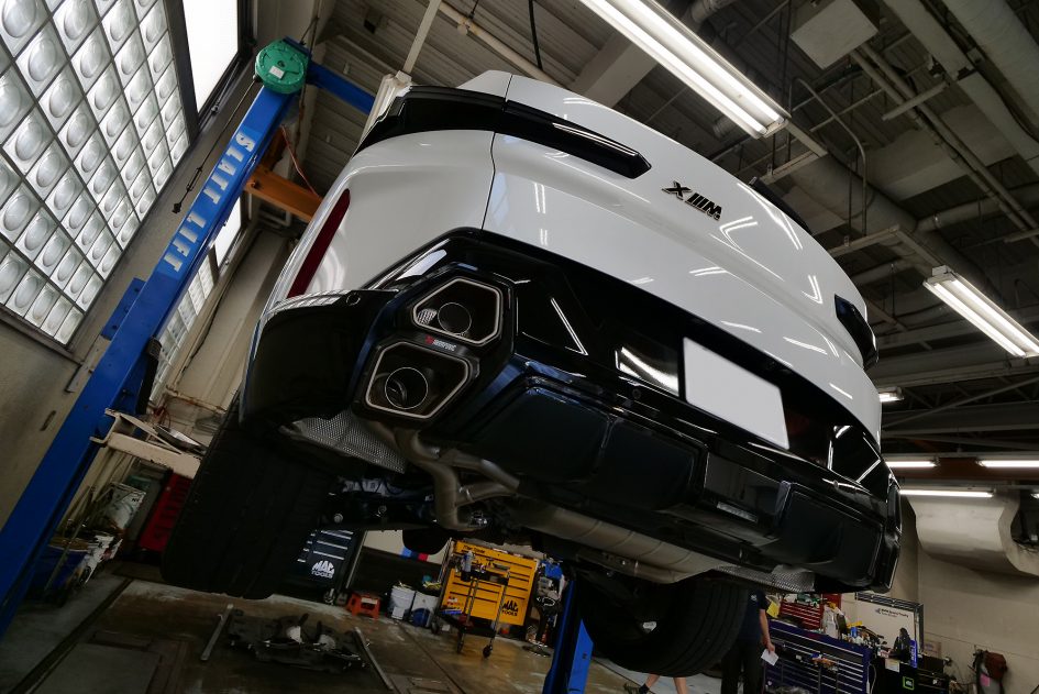 究極のMハイブリッドBMW G09 XMにAkrapovicをインストール！ | Studie[スタディ]