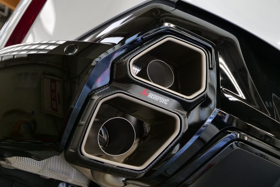 究極のMハイブリッドBMW G09 XMにAkrapovicをインストール！ | Studie[スタディ]