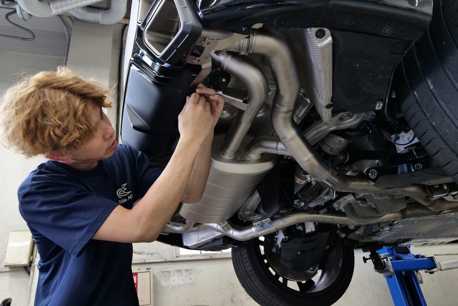 究極のMハイブリッドBMW G09 XMにAkrapovicをインストール！ | Studie[スタディ]