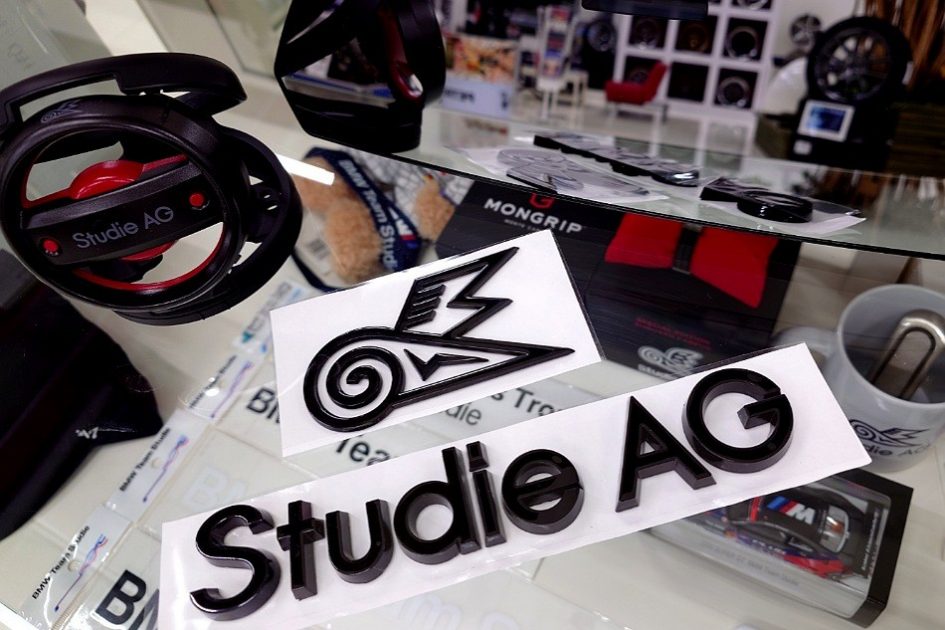 ペタリと装着♪StudieAGエンブレムでBMWをどう変える？ | Studie[スタディ]