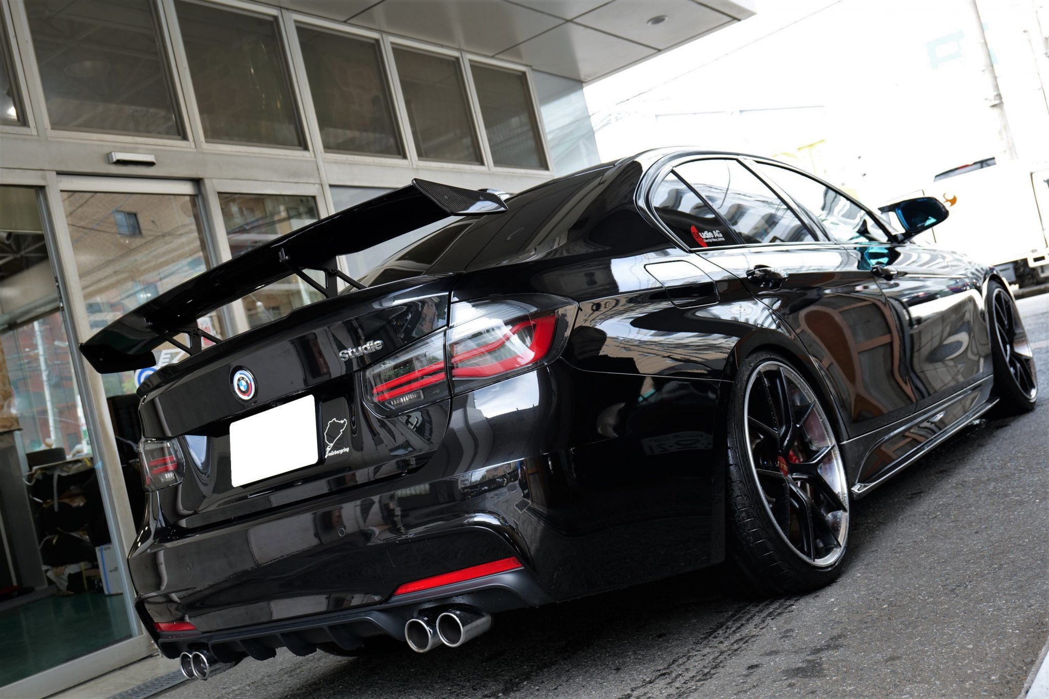 ドレスアップ効果もバツグン！BMW F30 3シリーズに3Dデザインリアウイング装着！ | Studie[スタディ]