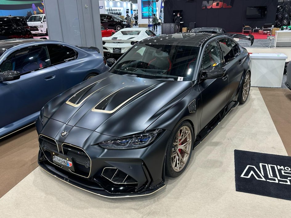 adroとALPHA-Nに身を包んだBMW G80 M3が大阪オートメッセ アルツブースに登場？！ | Studie[スタディ]