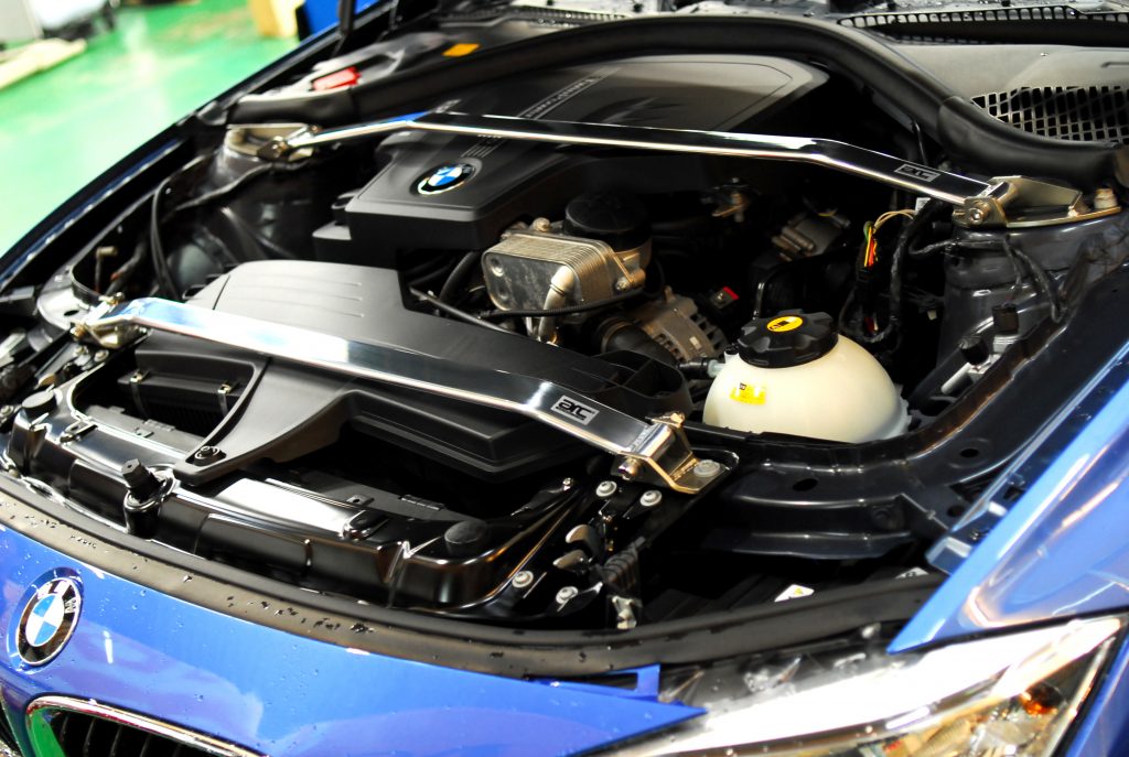 BMWのエンジンルームTOPに装着するarc！ | Studie[スタディ]