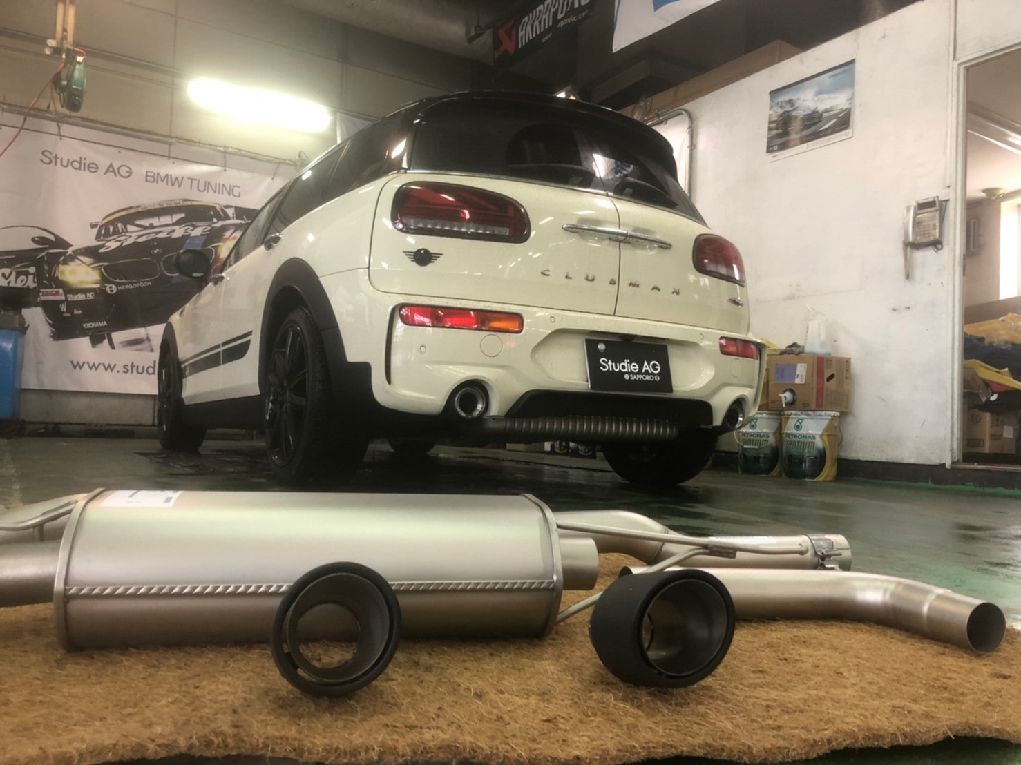 BMWMINI CLUBMAN F54JCWへREMUSメインサイレンサーとカーボンアングル取り付けです♪ | Studie[スタディ]