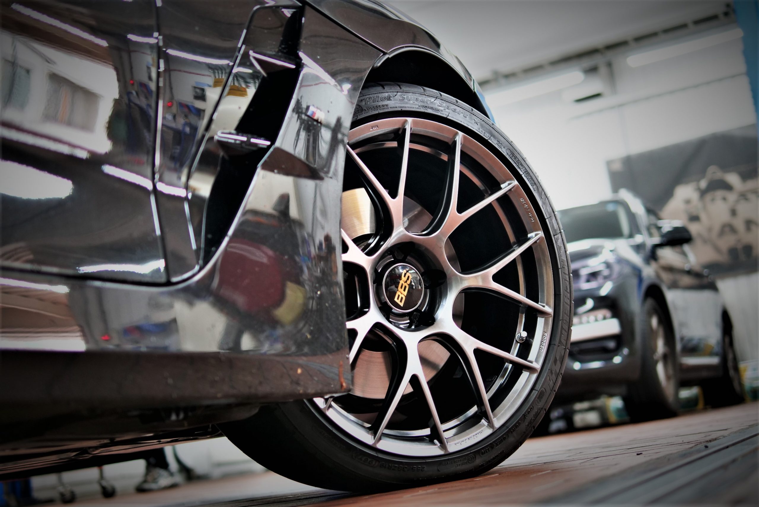 BMW G29Z4のブラック サファイヤにBBS RE-V7のダイヤモンド ブラックが妖艶すぎる！ | Studie[スタディ]