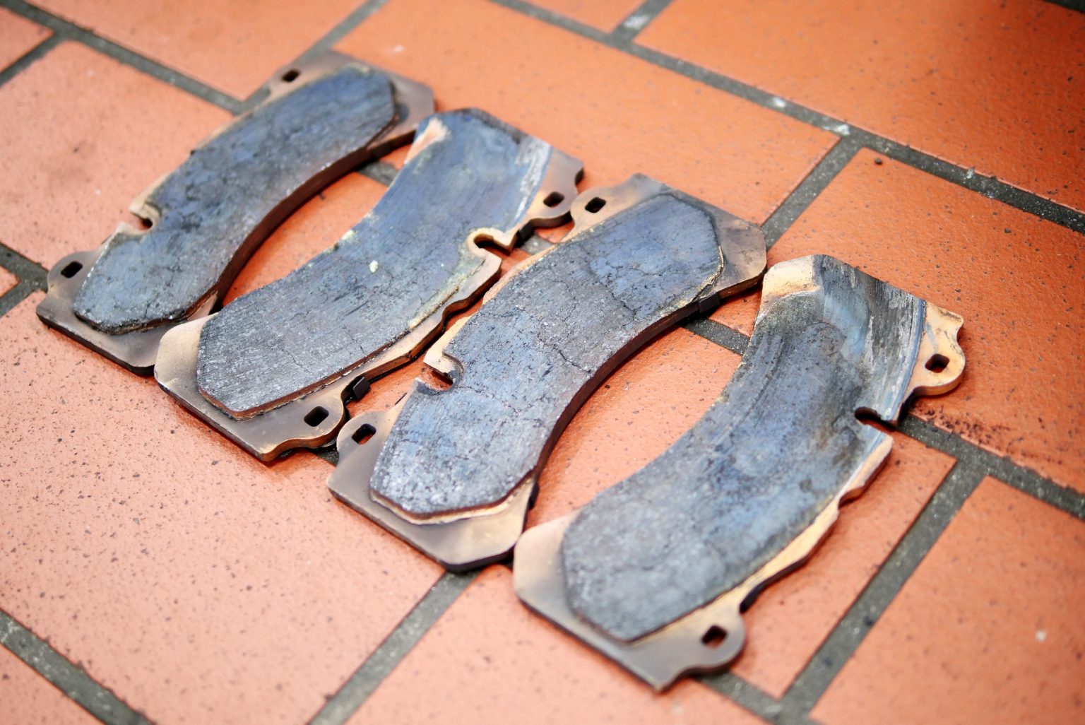 BMW F82M4の限界突破したブレーキパッドを「DIXCEL RE」にリプレイス！ | Studie[スタディ]