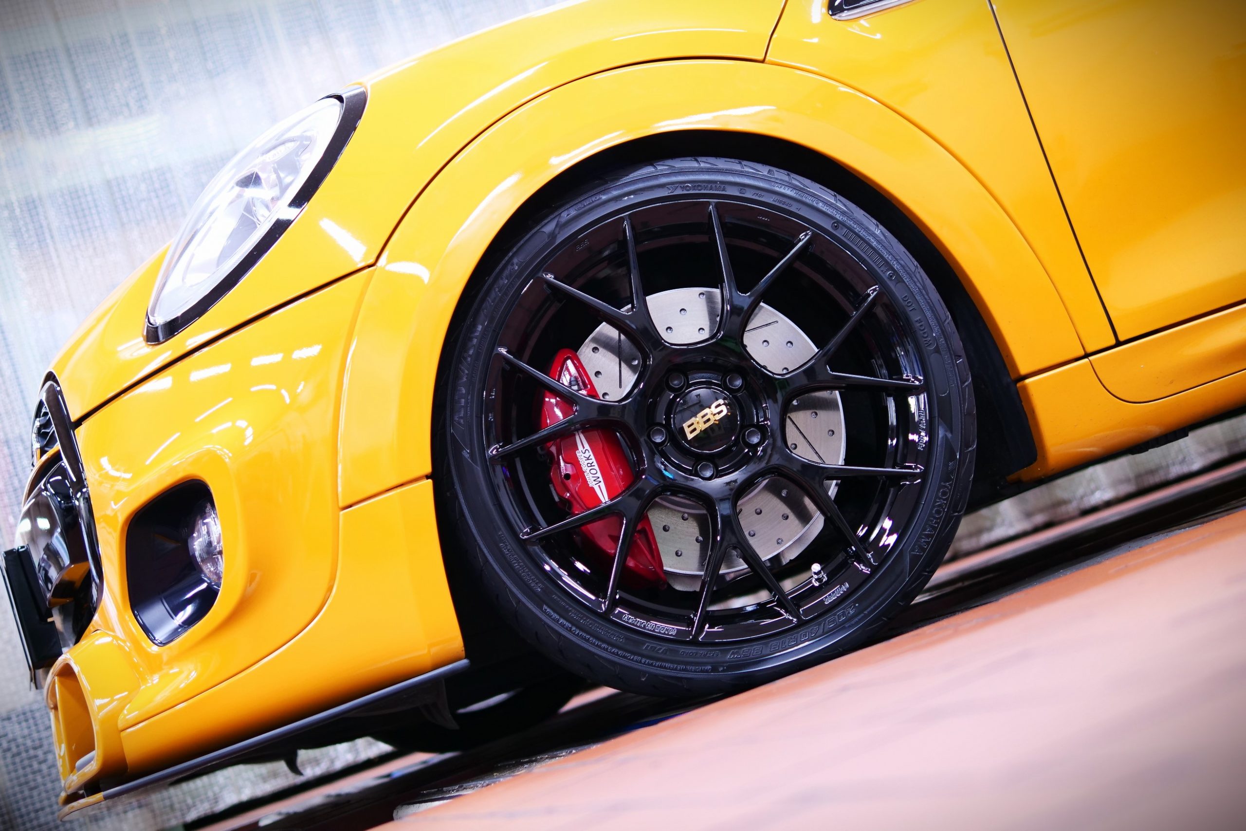 胸熱カラーの VOLCANIC ORANGEのF55 MINIにBBS V7を装着～！ | Studie[スタディ]