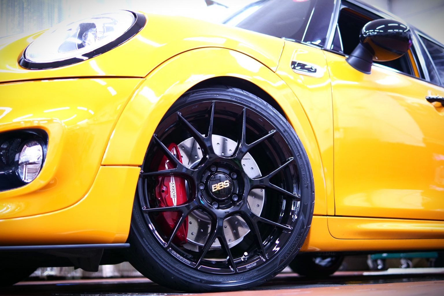 胸熱カラーの VOLCANIC ORANGEのF55 MINIにBBS V7を装着～！ | Studie[スタディ]