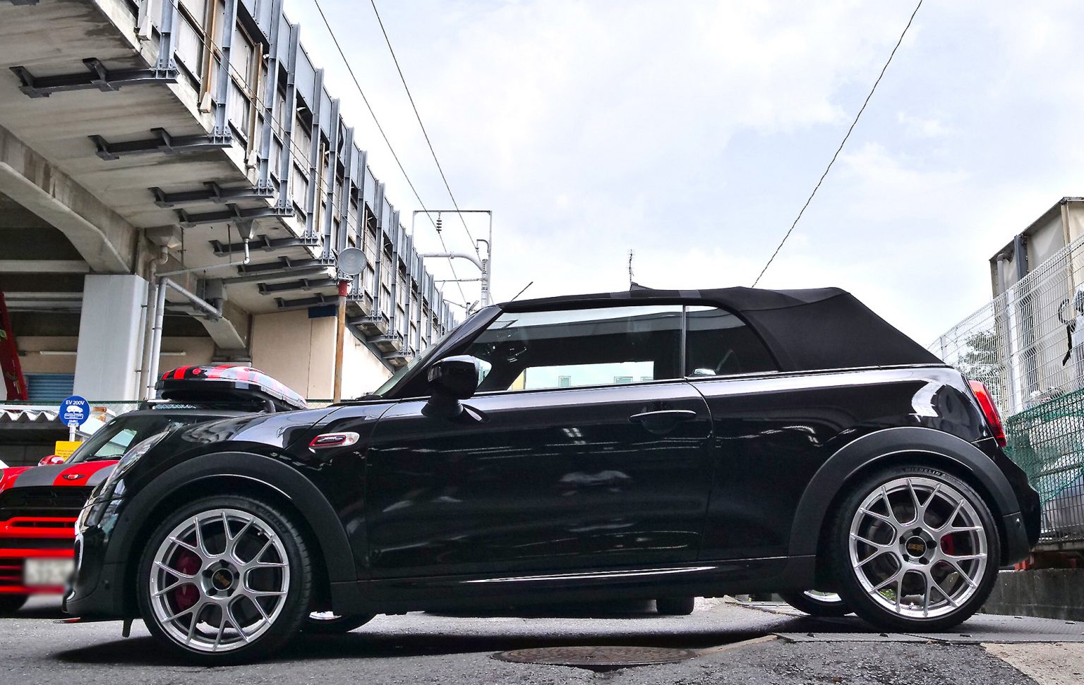 真っ黒ボディなMINIコンバーチブルにBBS V7のダイヤモンドシルバーをセット！ | Studie[スタディ]