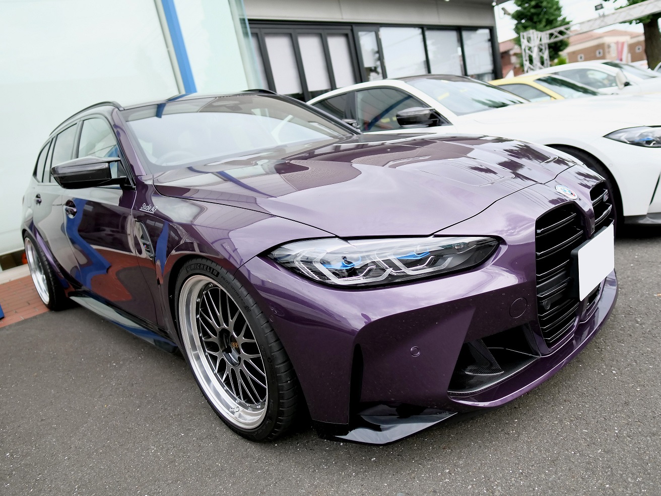 2台のパープルBMW！同じ色のように見えますが実は違うんです。 | Studie[スタディ]