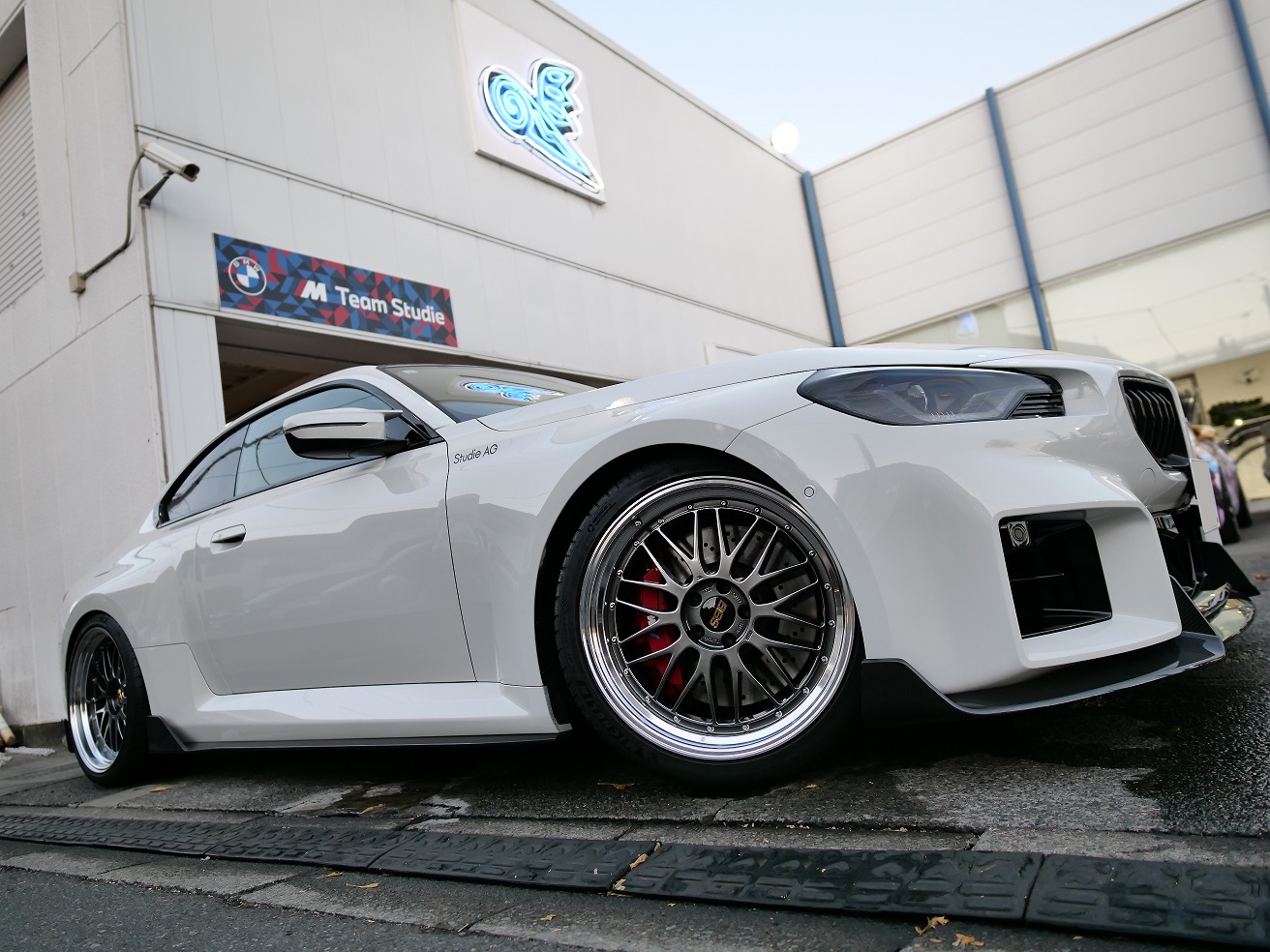 【東京店 Kさん】世界中が要注目するadroを纏ったBMW G87/M2 | Studie[スタディ]