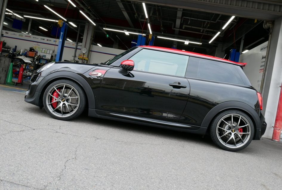 BBSを装着のBMW MINIが程よいローダウンと相まってめっちゃカッコ良くなっちゃいました(^^)v | Studie[スタディ]