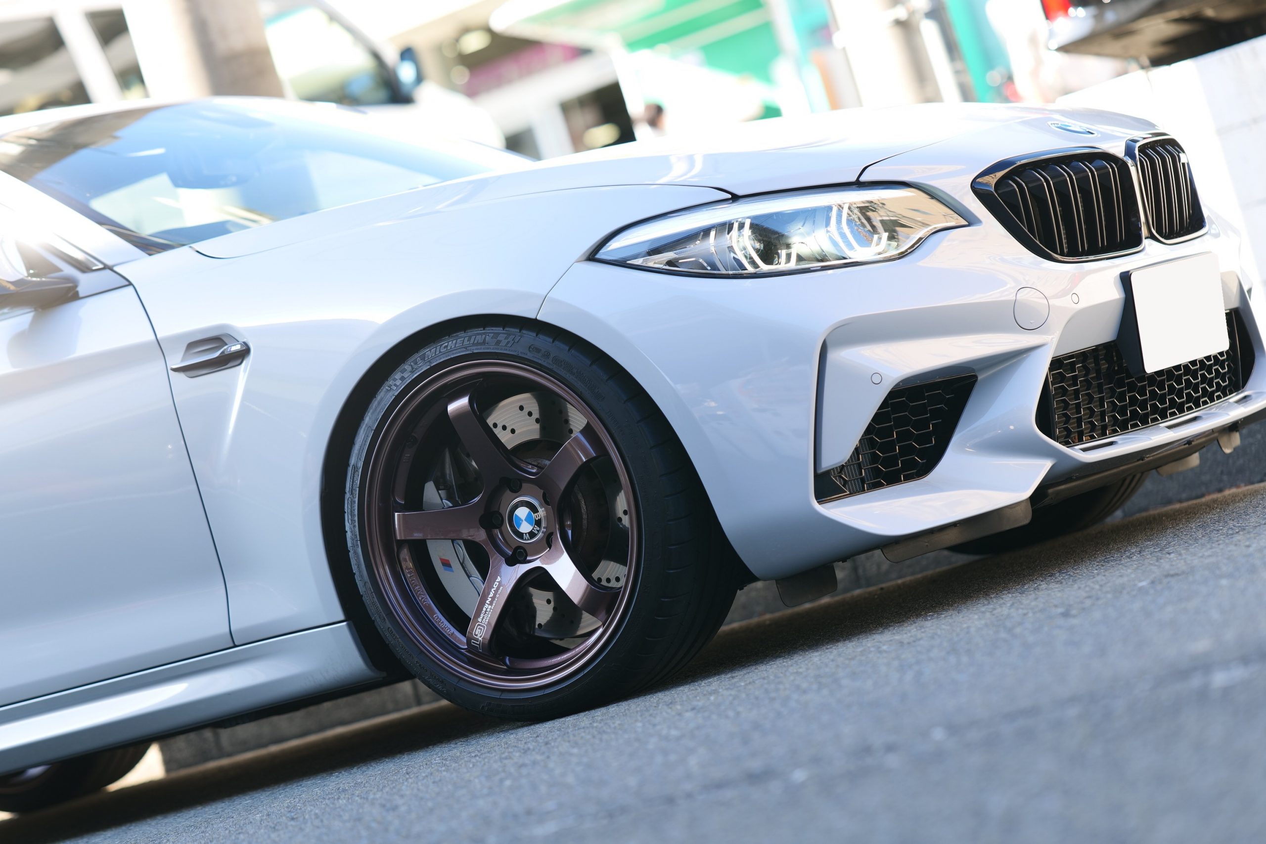 レーシーなパーツを上品に仕立てるコツ！BMW M2 CompetitionにADVAN GT Beyond！ | Studie[スタディ]