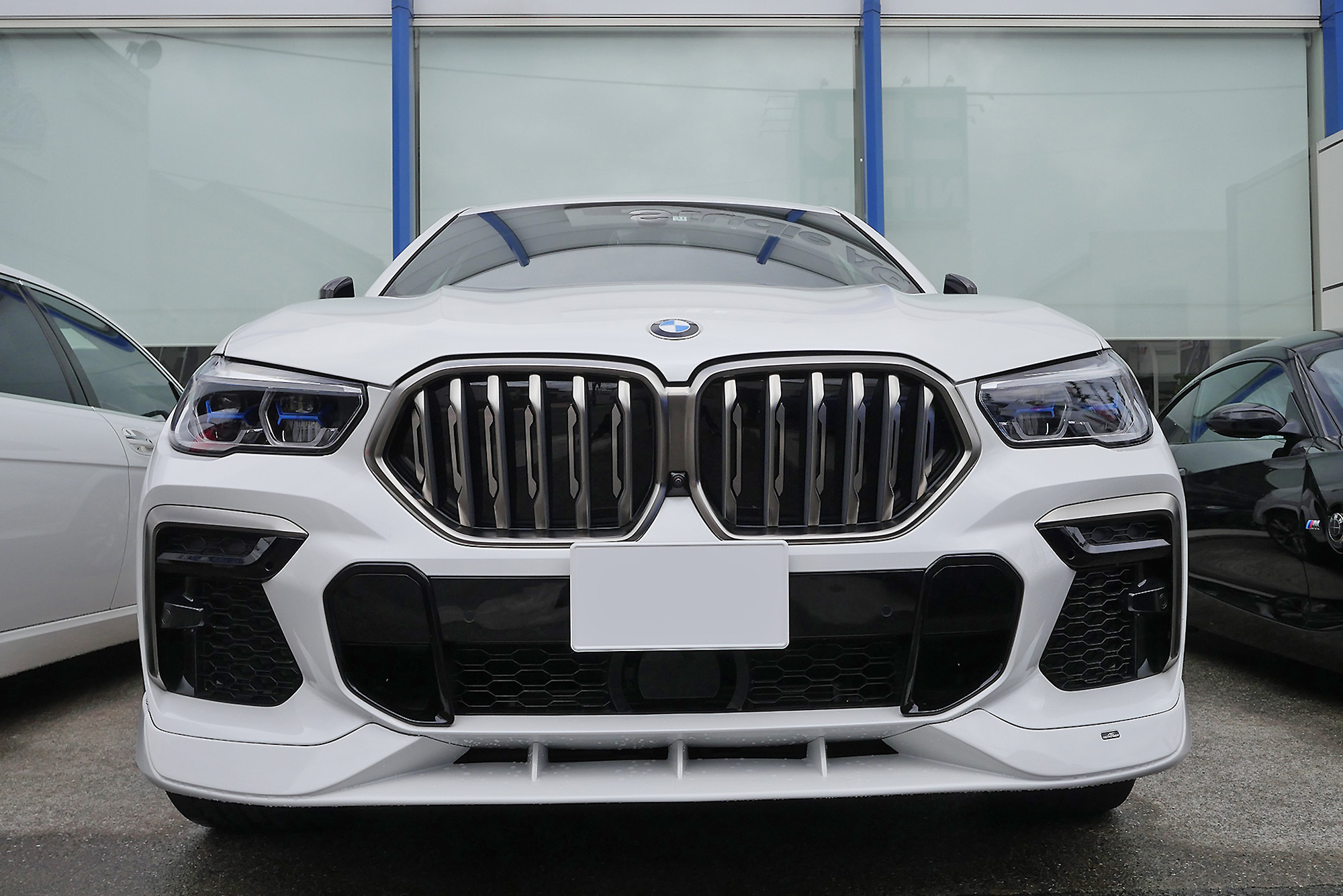 BMW G06 X6 M50iにAC SCHNITZERフロントスポイラー装着。迫力フェースの威力、絶大ッ！ | Studie[スタディ]