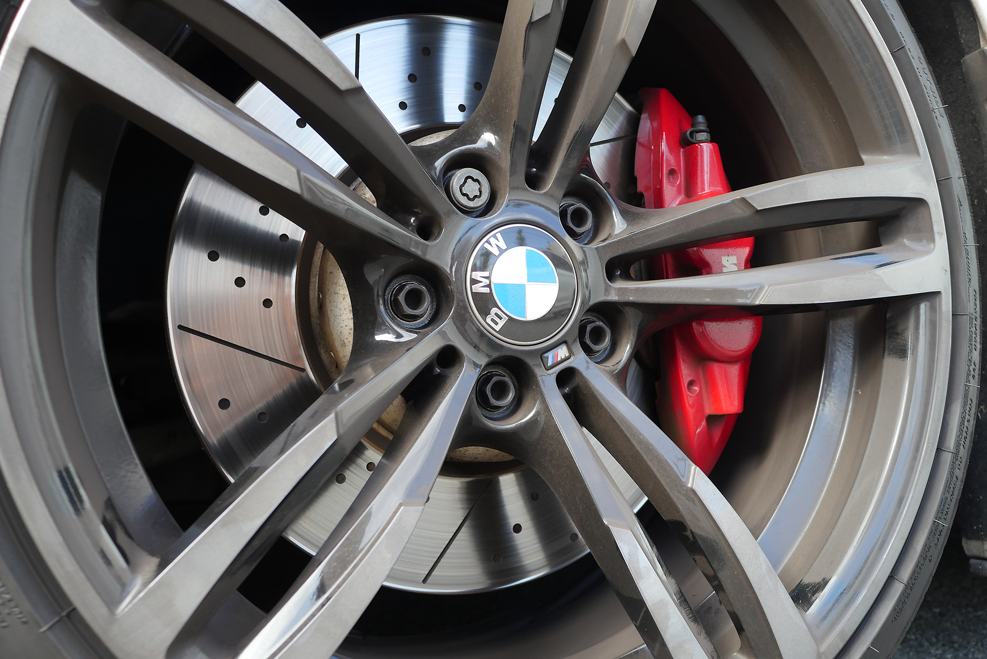 BMW x DIXCEL で快適ドライブ。イベントも盛り上がってキャンペーンも開催中！ | Studie[スタディ]