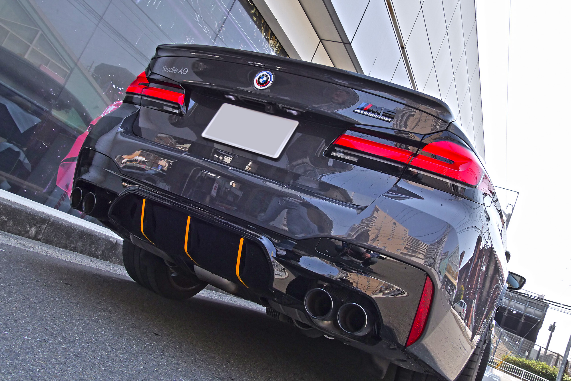 カスタマイズに決まりは無いので吟味したMIXエアロで個性タップリなBMW M5 | Studie[スタディ]