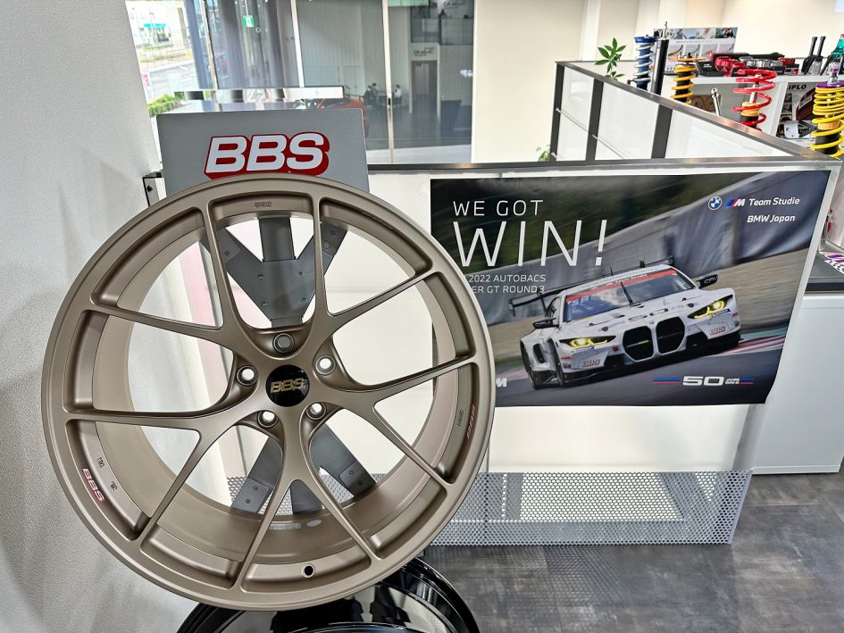 BMW Team Studie M4GT3に採用されるBBS シトリンゴールドをStudie福岡店でも展示中です☆ | Studie[スタディ]