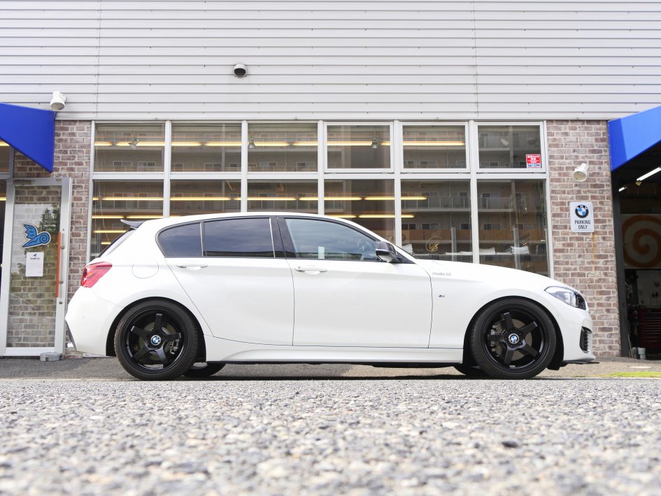 オーナーさんのセンスが眩しいBMW F20 1シリーズ。ADVAN-GTホイール交換で決まったッ!!! | Studie[スタディ]