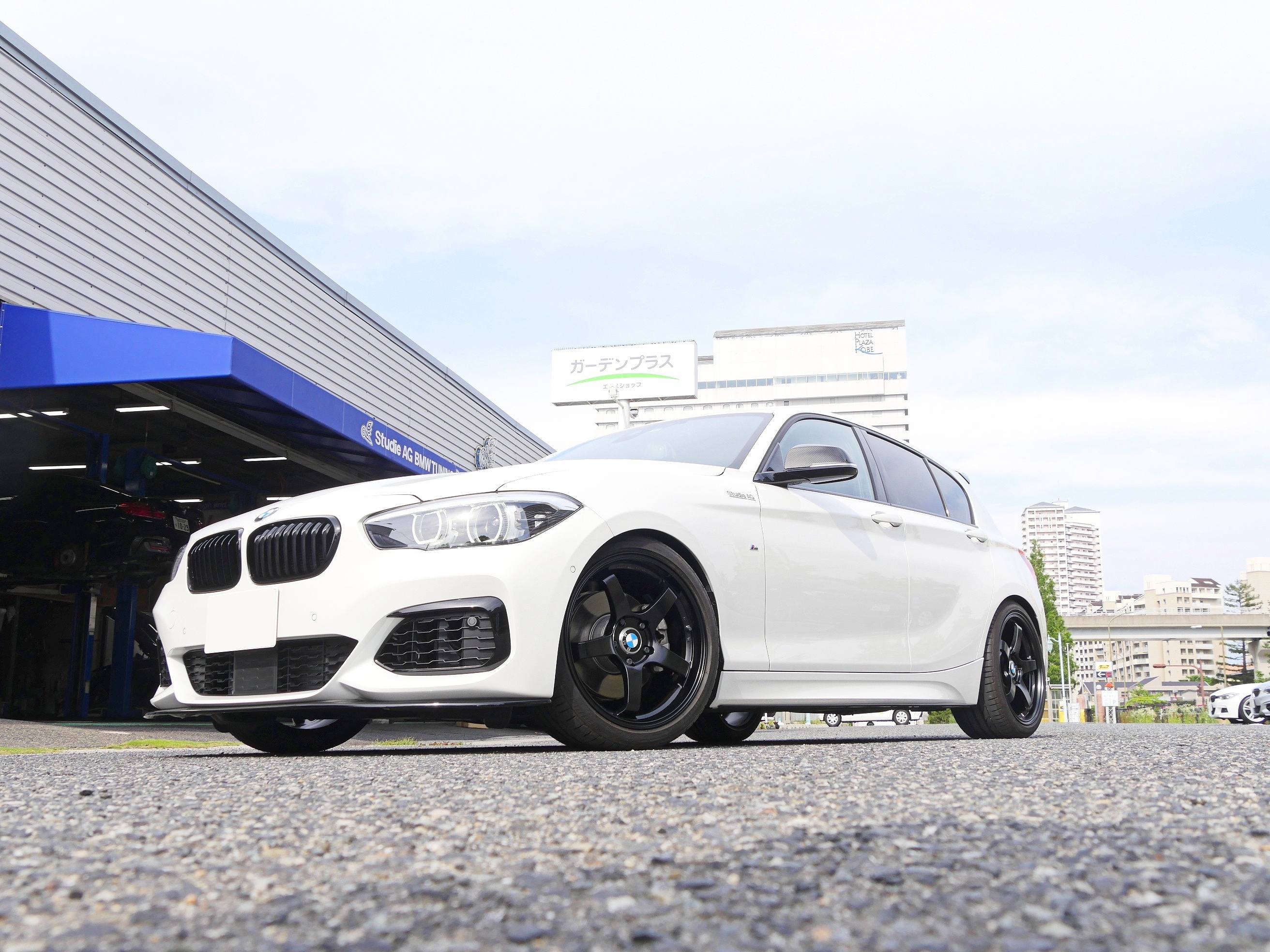 オーナーさんのセンスが眩しいBMW F20 1シリーズ。ADVAN-GTホイール交換で決まったッ!!! | Studie[スタディ]