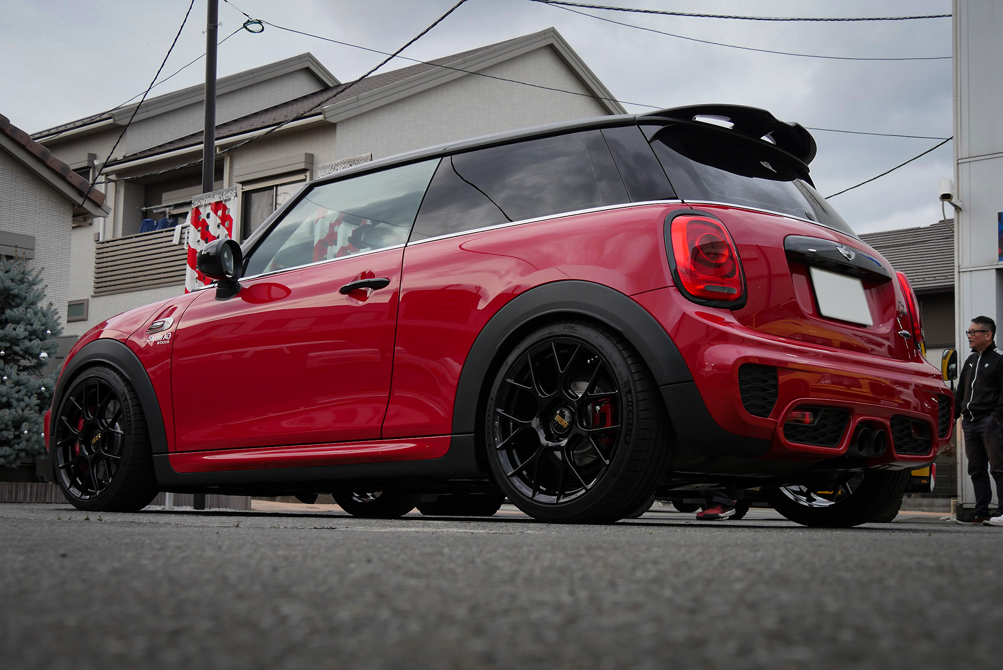 大人の箔付け名品BBSホイール。MINI JCWにBBS RE V7のBLACK装着で大人スポーツ！ | Studie[スタディ]