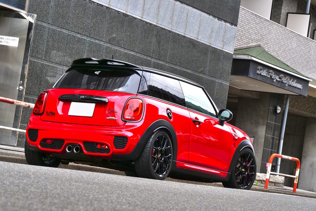 【横浜店 Mさん】BLACK and RED でスポーティさと上質さを兼ね備えたオトナ仕様のBMW MINI F56 | Studie[スタディ]