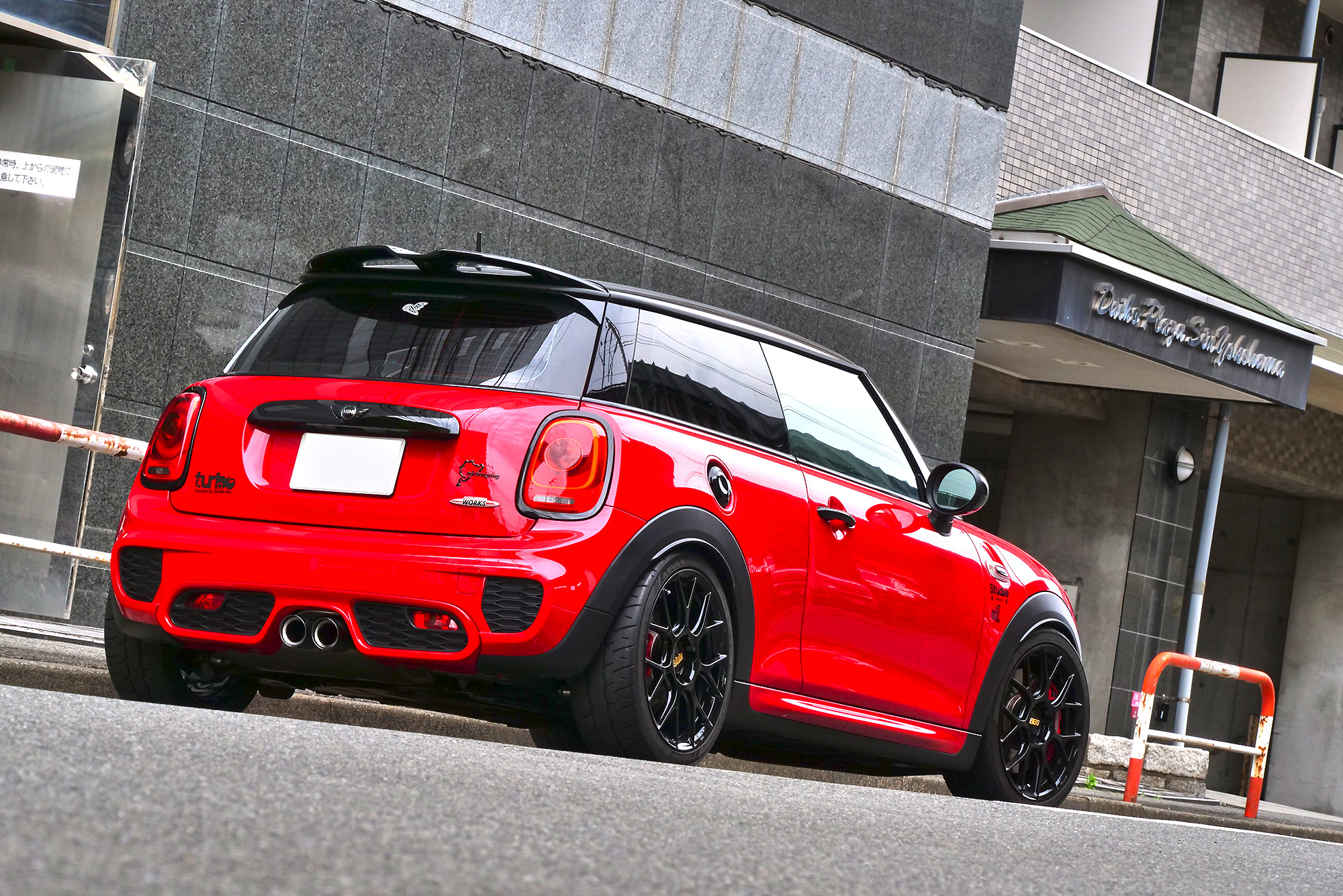【横浜店 Mさん】BLACK and RED でスポーティさと上質さを兼ね備えたオトナ仕様のBMW MINI F56 | Studie[スタディ]