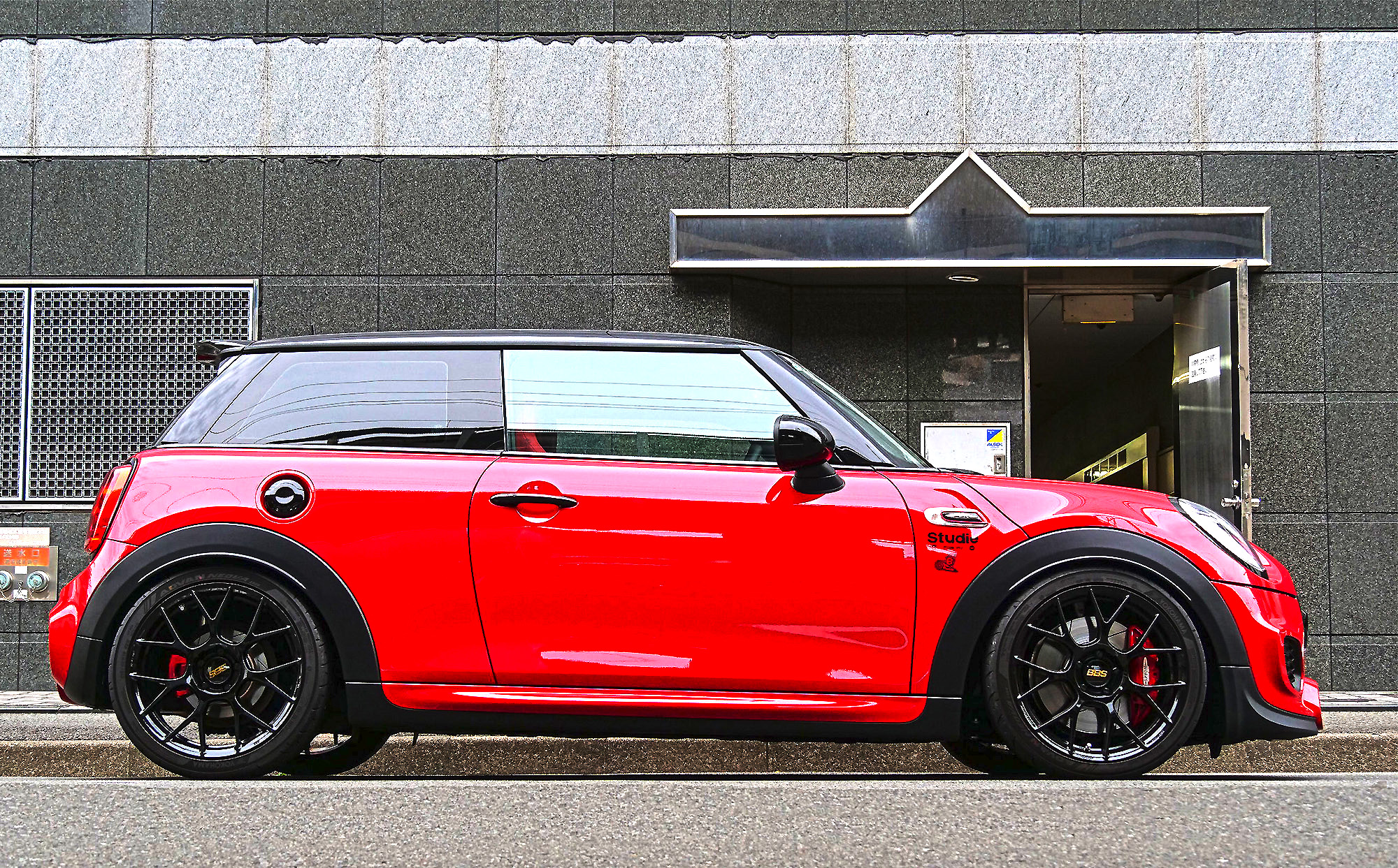 【横浜店 Mさん】BLACK and RED でスポーティさと上質さを兼ね備えたオトナ仕様のBMW MINI F56 | Studie[スタディ]