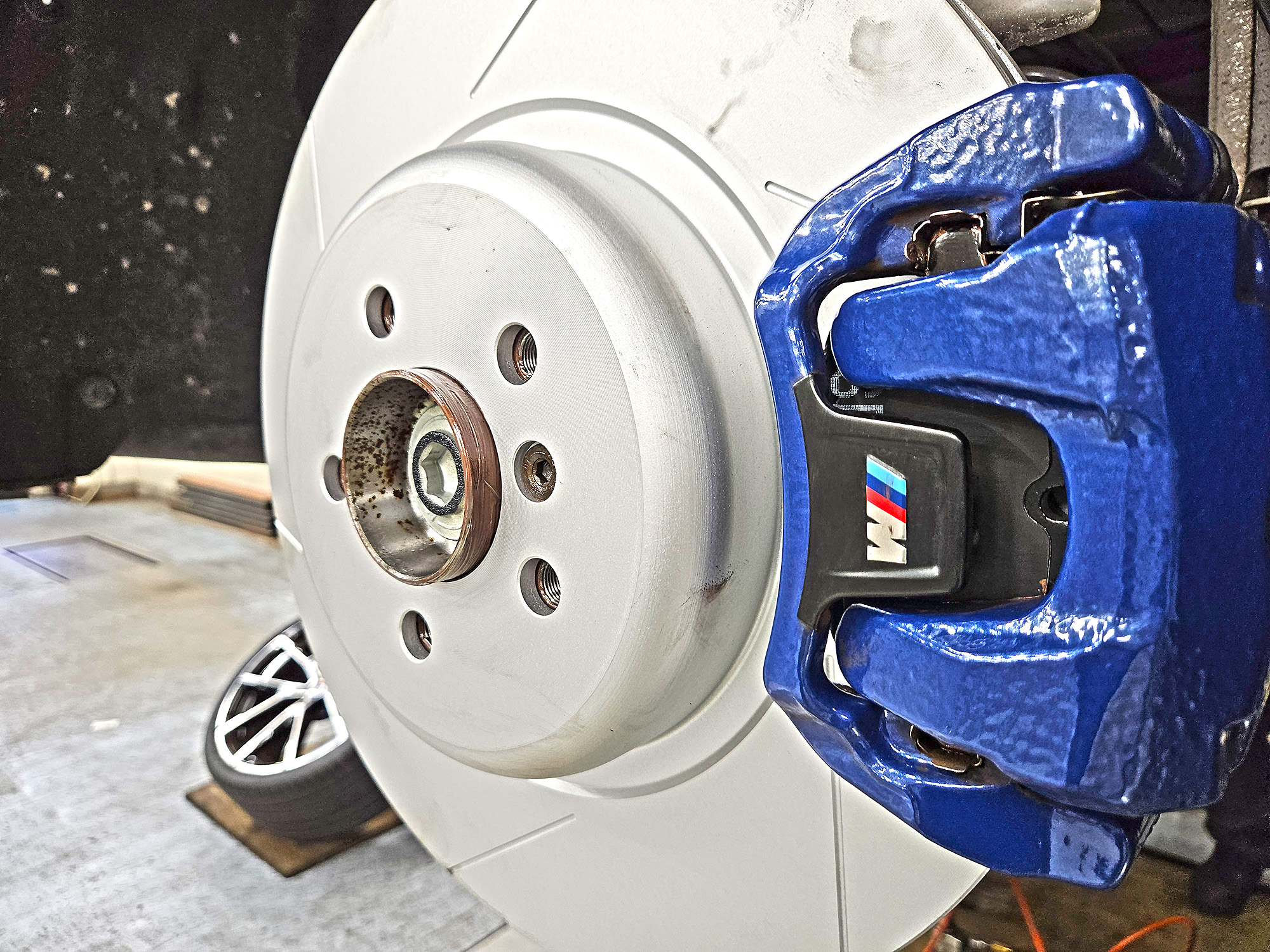 BMW 8シリーズにDIXCELのスリットローターでアクセント！ 渋めチョイス | Studie[スタディ]