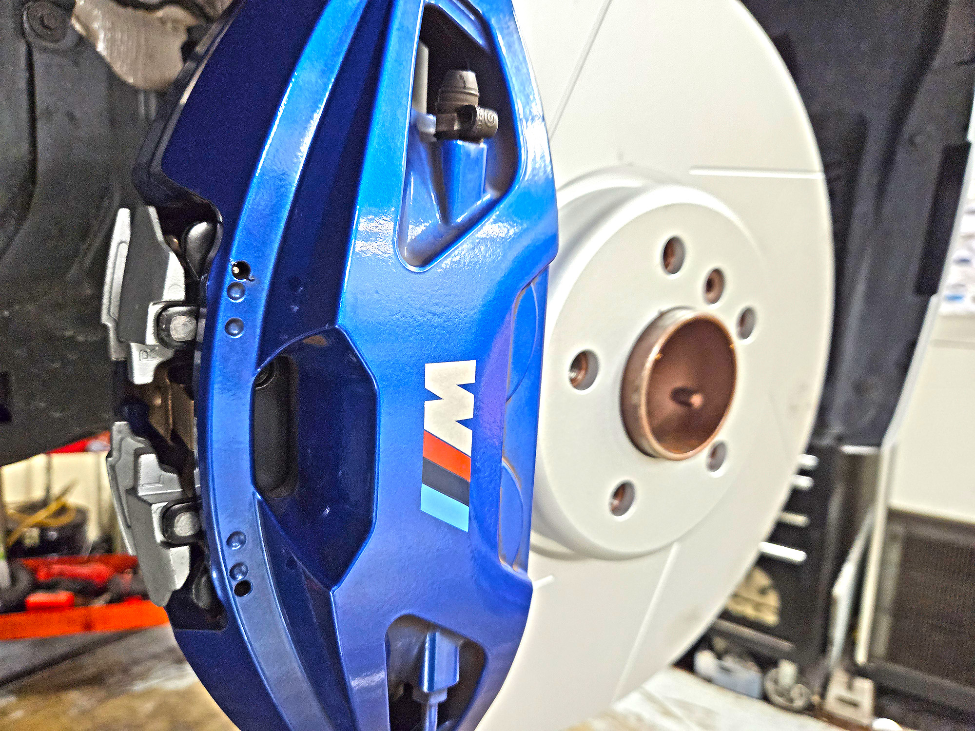 BMW 8シリーズにDIXCELのスリットローターでアクセント！ 渋めチョイス | Studie[スタディ]