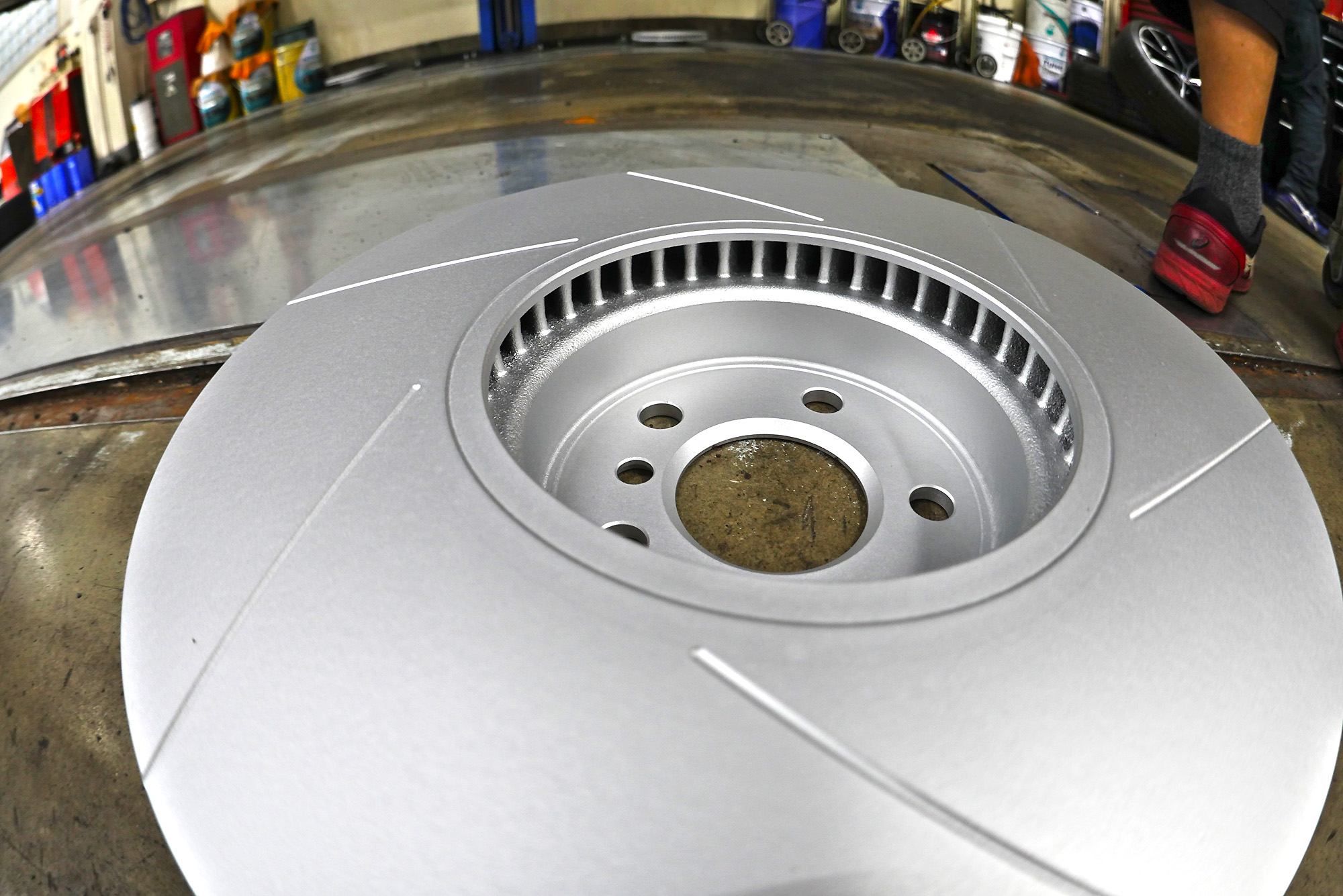 BMW 8シリーズにDIXCELのスリットローターでアクセント！ 渋めチョイス | Studie[スタディ]