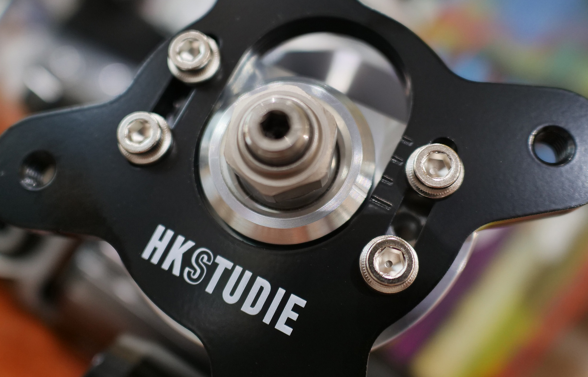 世界に羽ばたくHKSTUDIE！ 大注目のリリース第1弾はサスペンション。M3、M4オーナー様、必見ッ！ | Studie[スタディ]