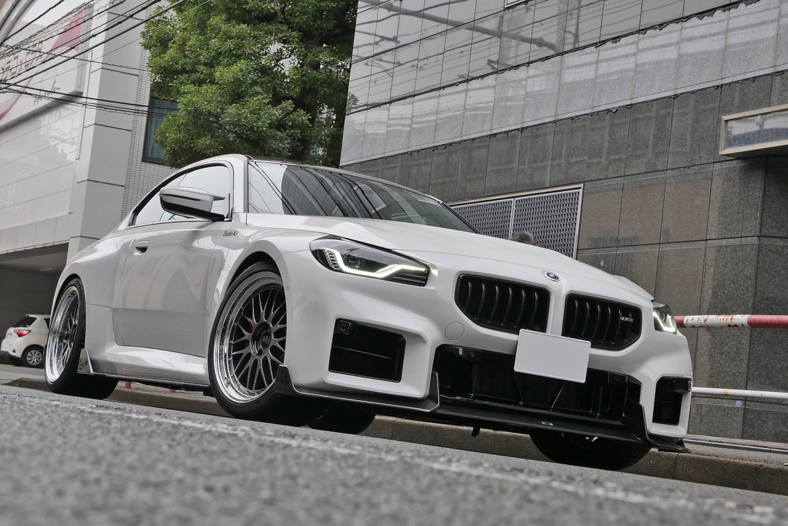 チューニング・カスタムメニューも出揃ってきて、BMW G87M2（と、そのオーナー様が）熱いっ！ | Studie[スタディ]