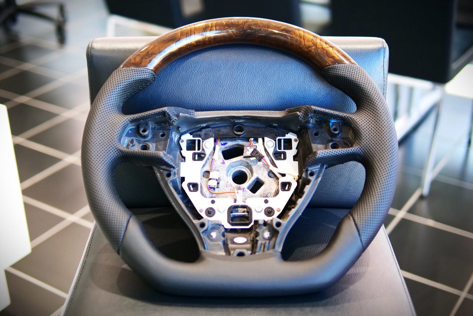 リフレッシュやカスタムで人気な「VERSPIELT」のステアリングをBMW F10/5シリーズに！ | Studie[スタディ]