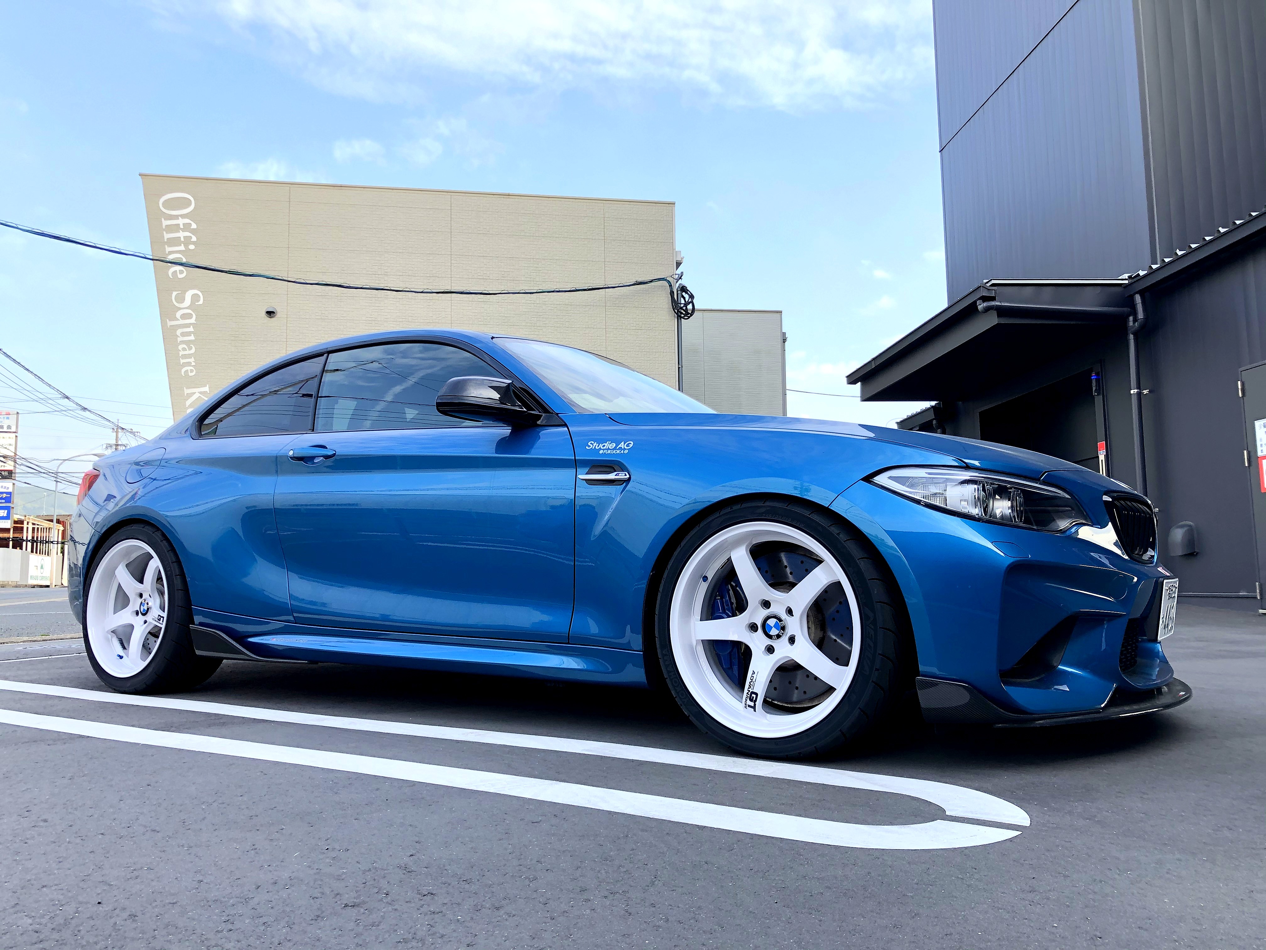 BMW Mモデル M2 ADVAN GTホワイト＆YOKOHAMAタイヤADVAN NEOVA 19inchセットアップ ...