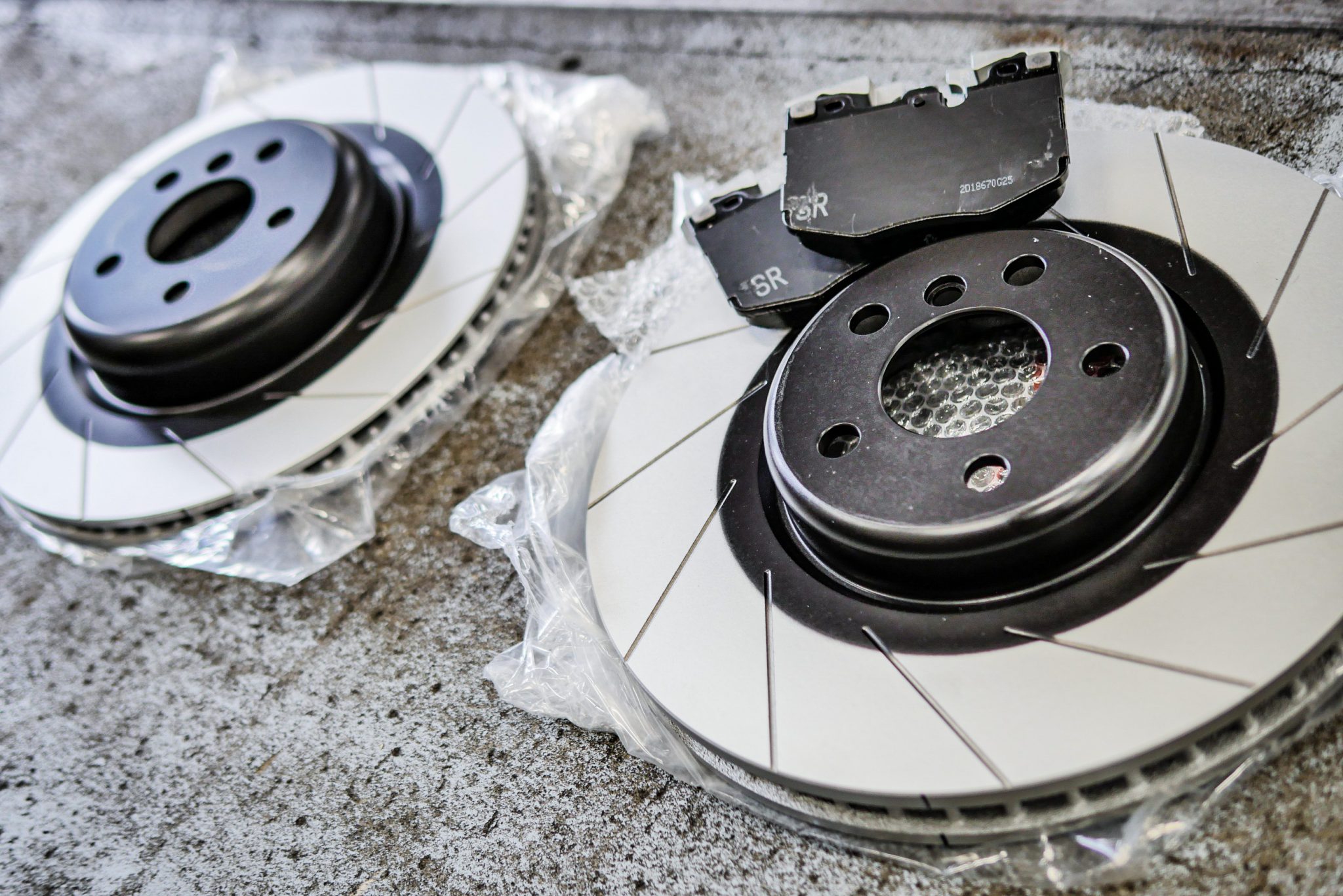 DIXCELのローターオプション♪スリット追加＆カラード仕様でBMW G20 のブレーキをチャンジ！ | Studie[スタディ]