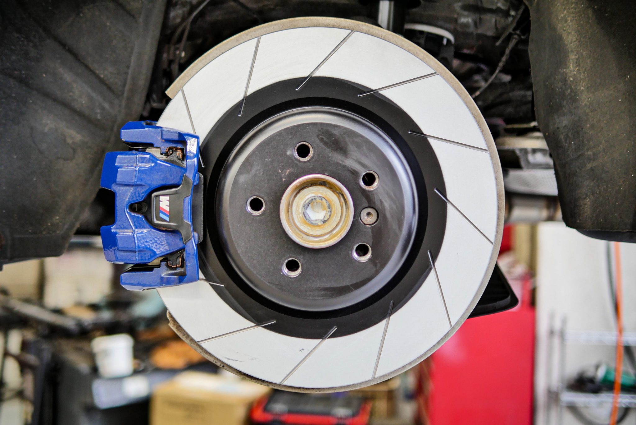 DIXCELのローターオプション♪スリット追加＆カラード仕様でBMW G20 のブレーキをチャンジ！ | Studie[スタディ]