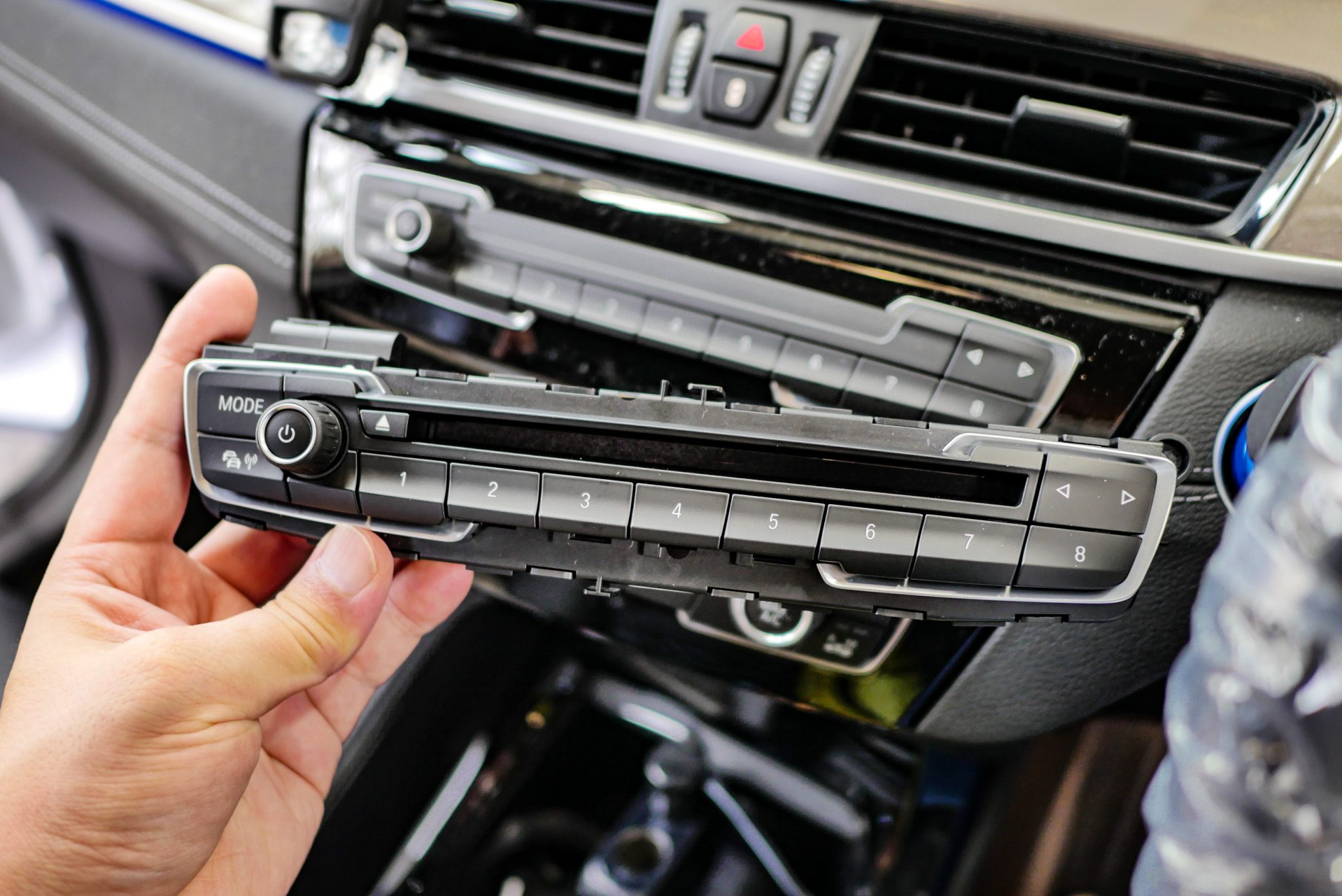 BMW F48X1に純正CD/DVDスロットルを後付けで機能復活！ | Studie[スタディ]