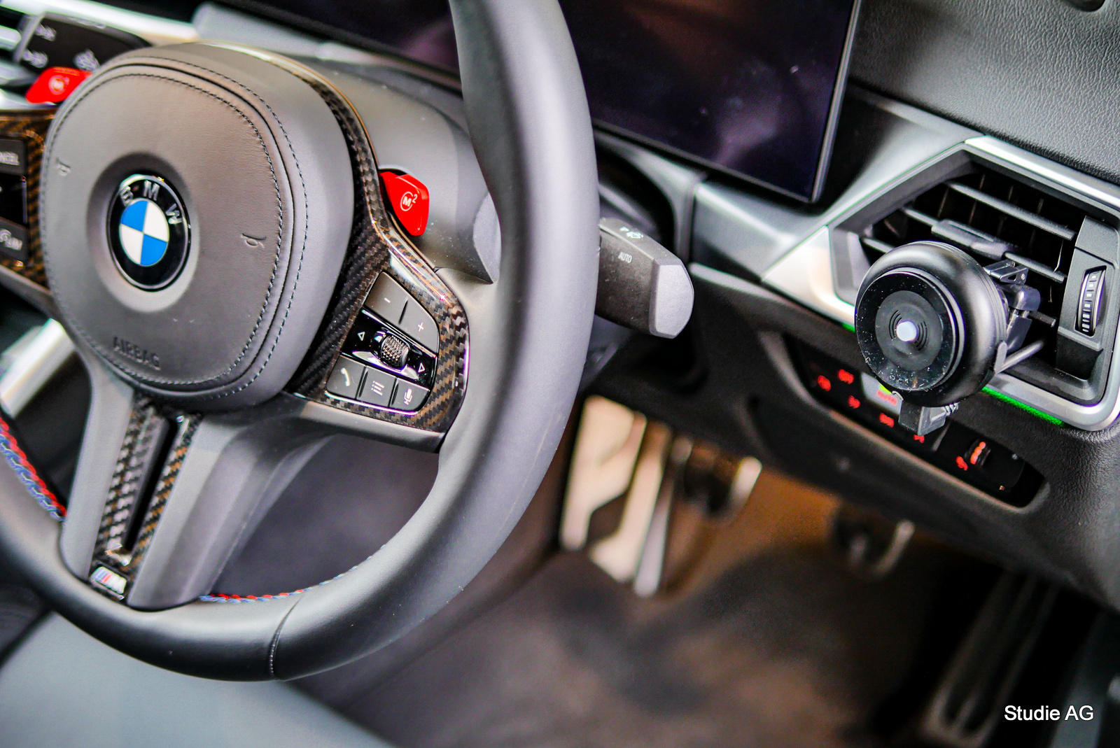 超便利♪BMWにスマート装着！Airput電動吸盤式充電スタンド(*^^)v | Studie[スタディ]