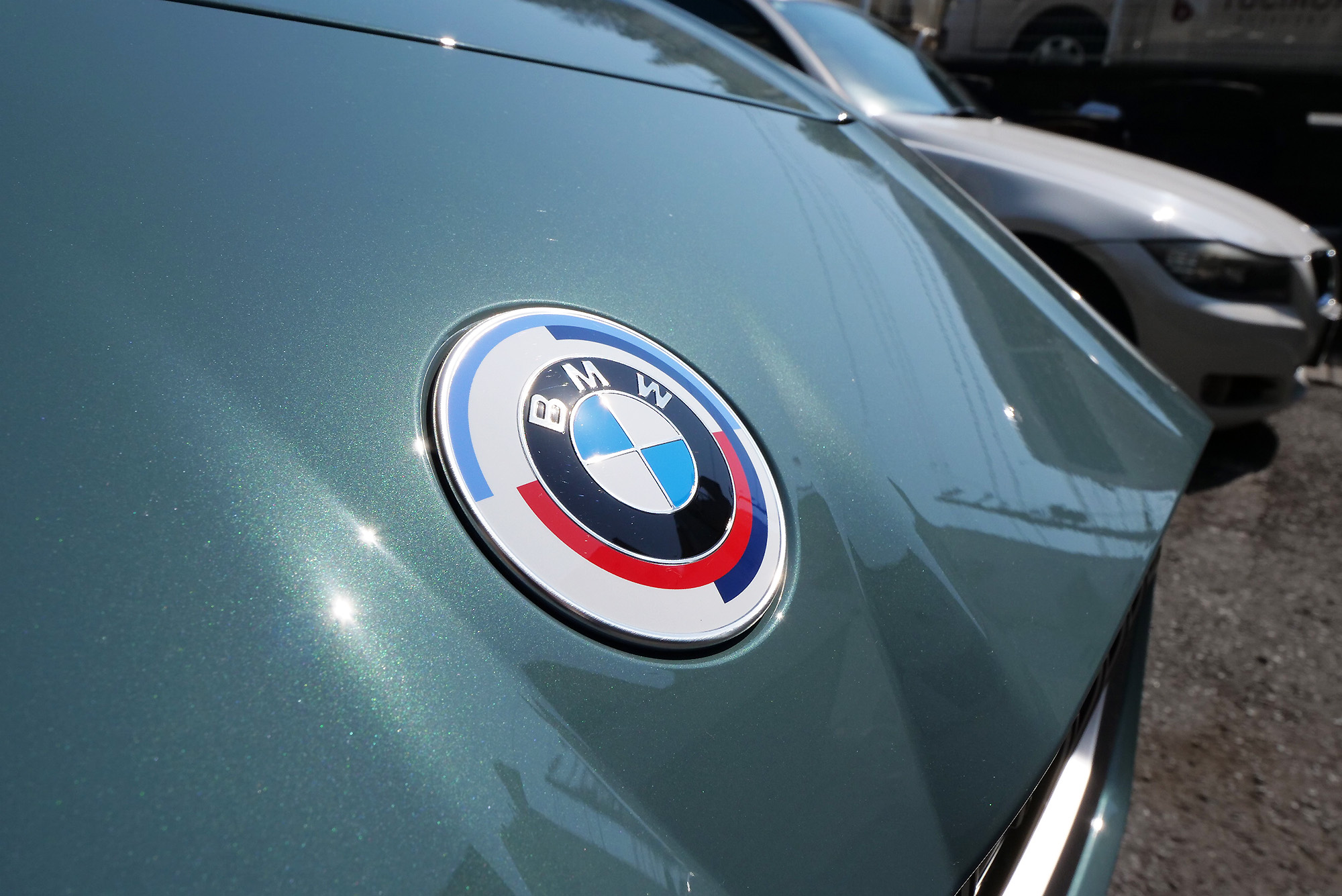 ケープヨークグリーンがとってもお似合いのBMW F70 1シリーズに50Th記念なエンブレムでプチD-UP！ | Studie[スタディ]