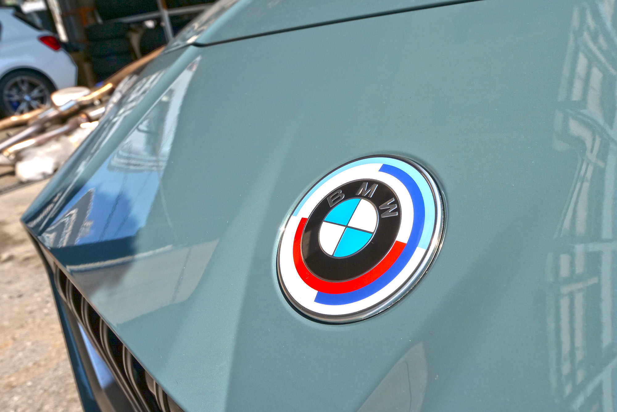 ケープヨークグリーンがとってもお似合いのBMW F70 1シリーズに50Th記念なエンブレムでプチD-UP！ | Studie[スタディ]