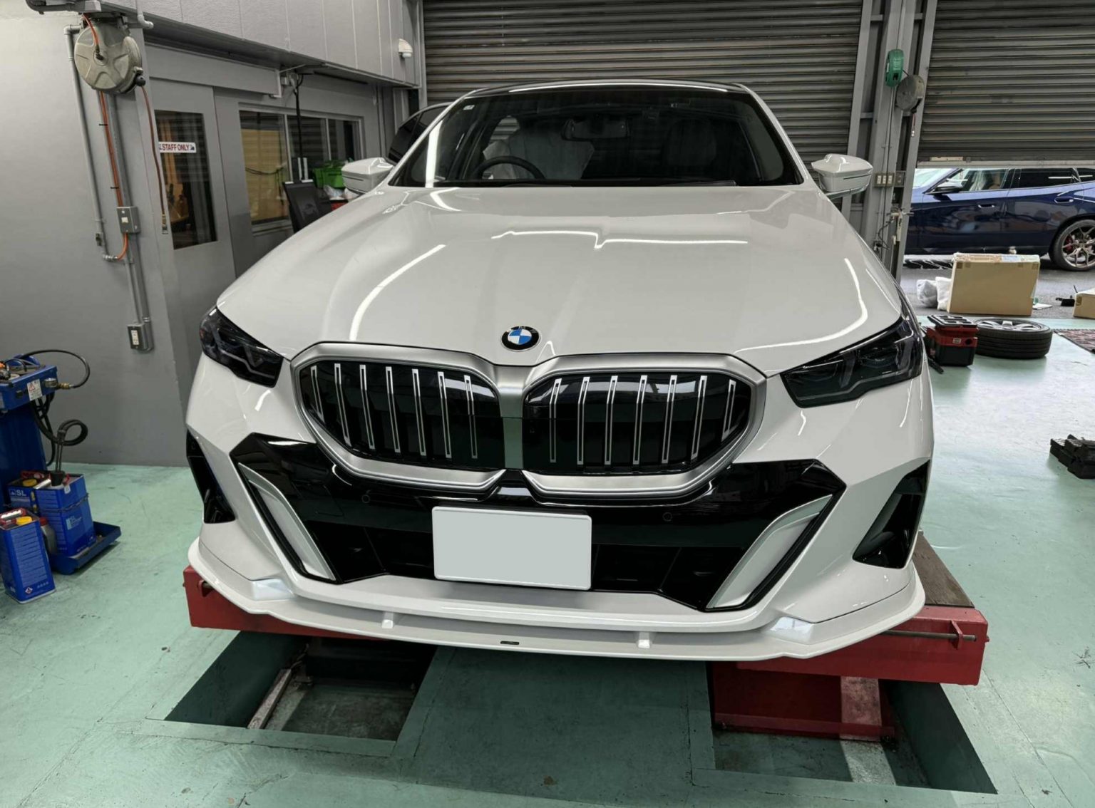 またまたやって参りました！ロングな5シリーズBMW G68 525Liのフロントフェイスをグッと引き締めます！ | Studie[スタディ]