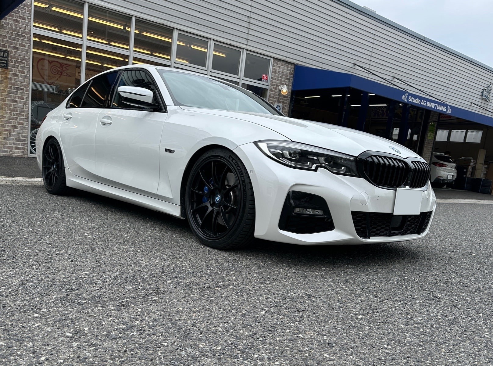 BMW G20 330eもカスタマイズ！ KW V3とTWS RS317ホイールでCoolな仕上がりに(^_^) | Studie[スタディ]