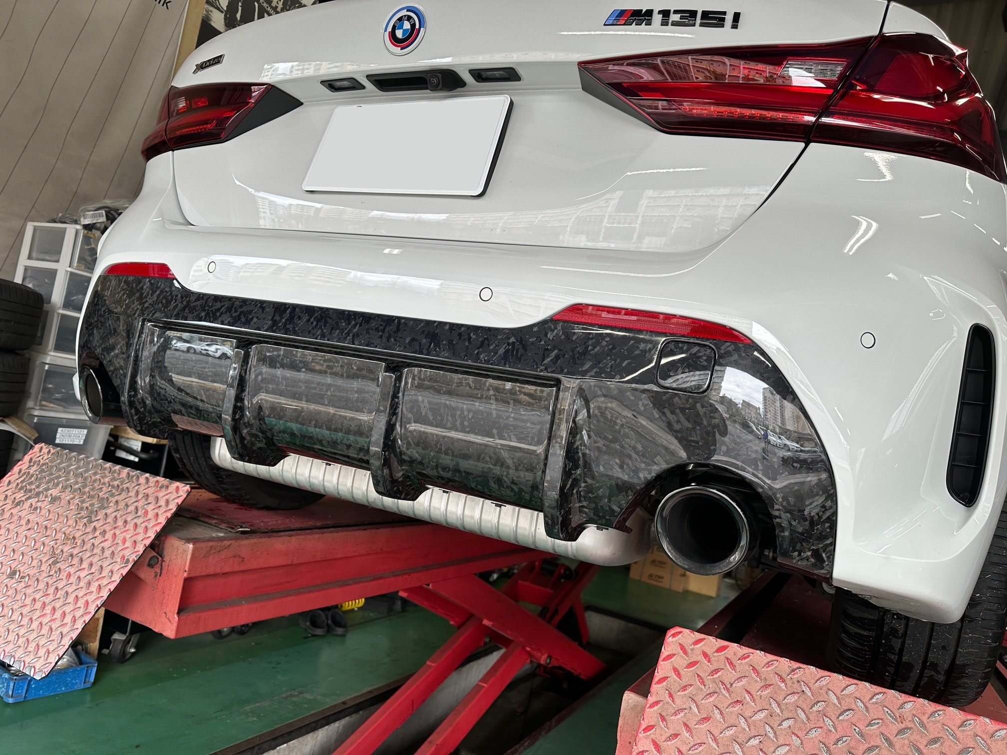 BMW F40 M135iXへM PERFORMANCEアイテム装着です(^_^) | Studie[スタディ]